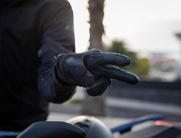 Saluto tra motociclisti: perché si fa e cosa significa | First Stop